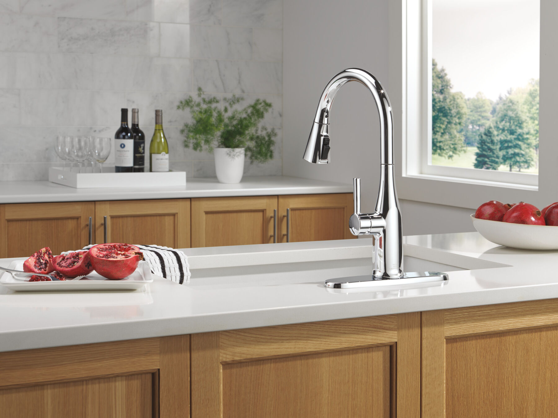 Single Handle Pull-Down Kitchen Faucet in Chrome 19728LF | Delta Faucet