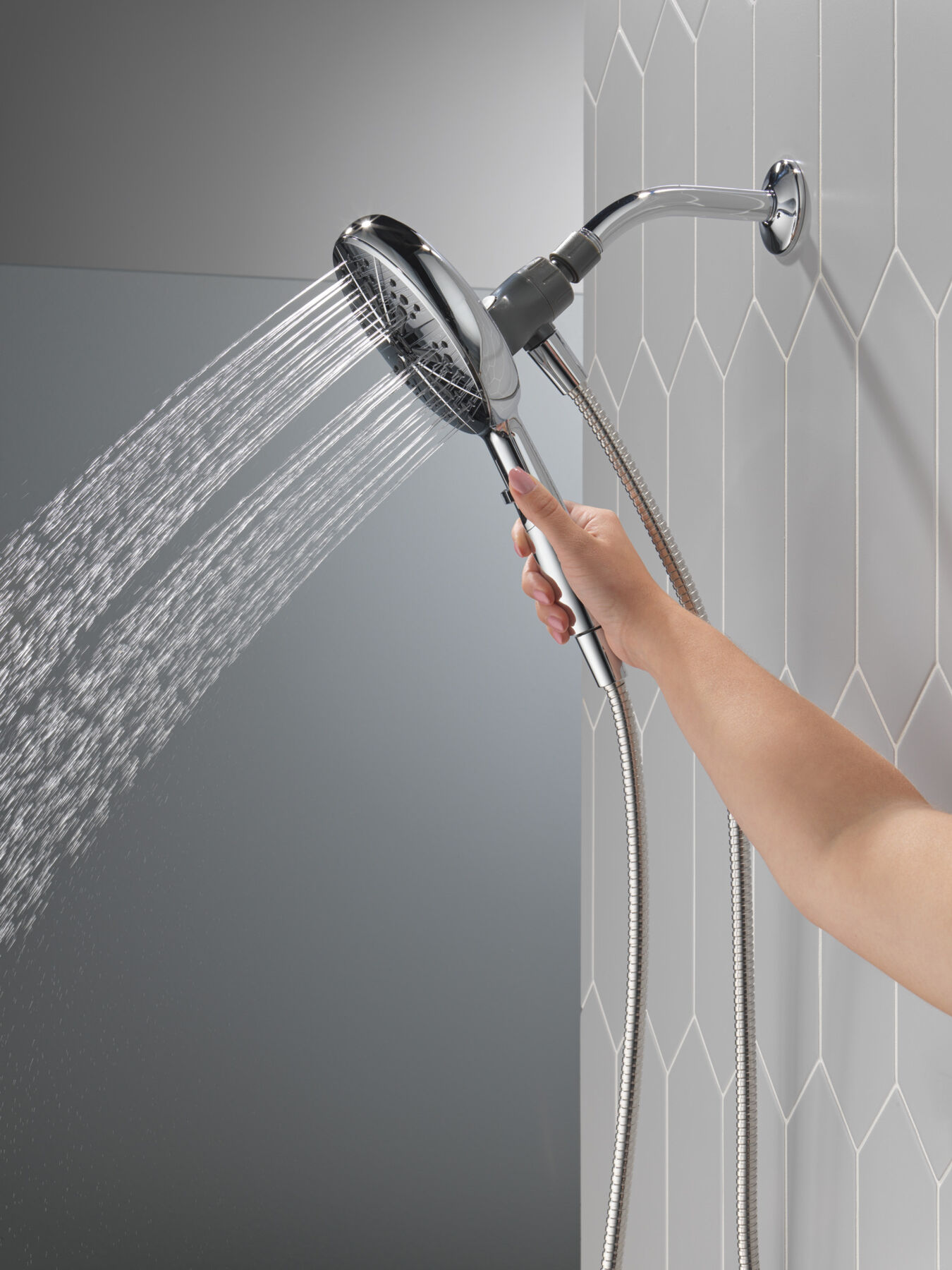 6-Setting SureDock Magnetic Hand Shower in Chrome 75613 | Delta Faucet
