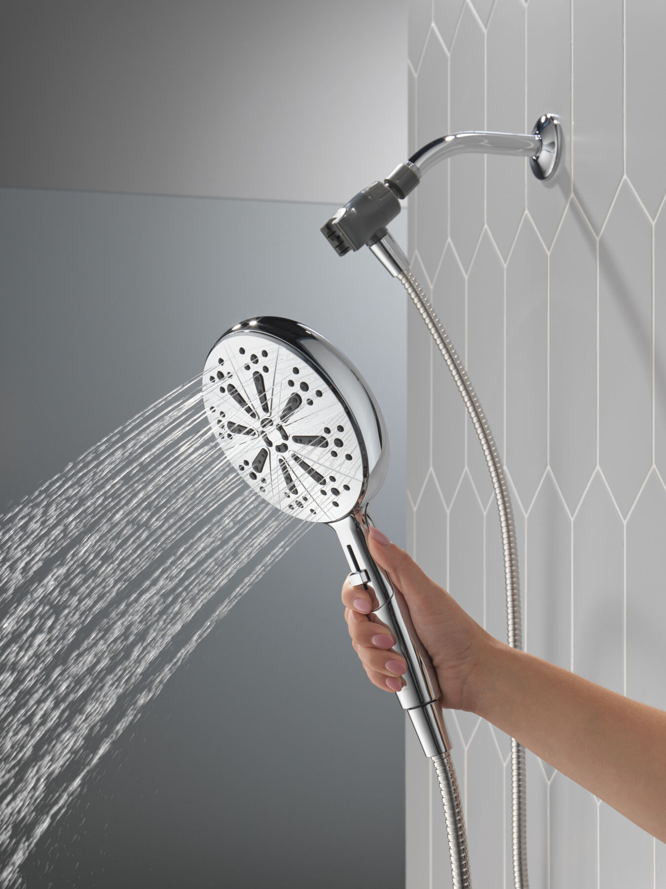 6-Setting SureDock Magnetic Hand Shower in Chrome 75613 | Delta Faucet