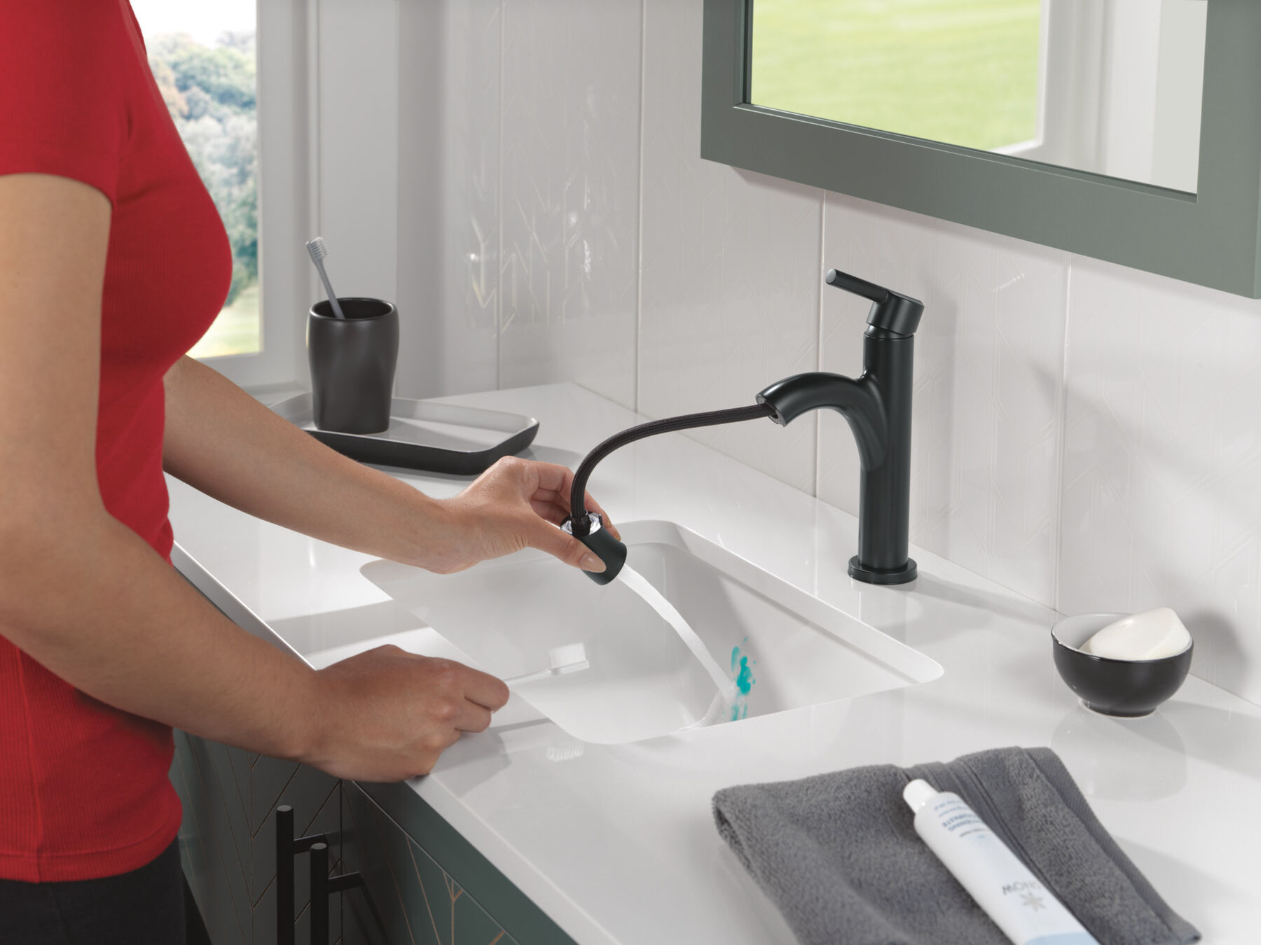 Single Handle Pull-Down Bathroom Faucet in Matte Black 15749LF-BLPD | Delta Faucet