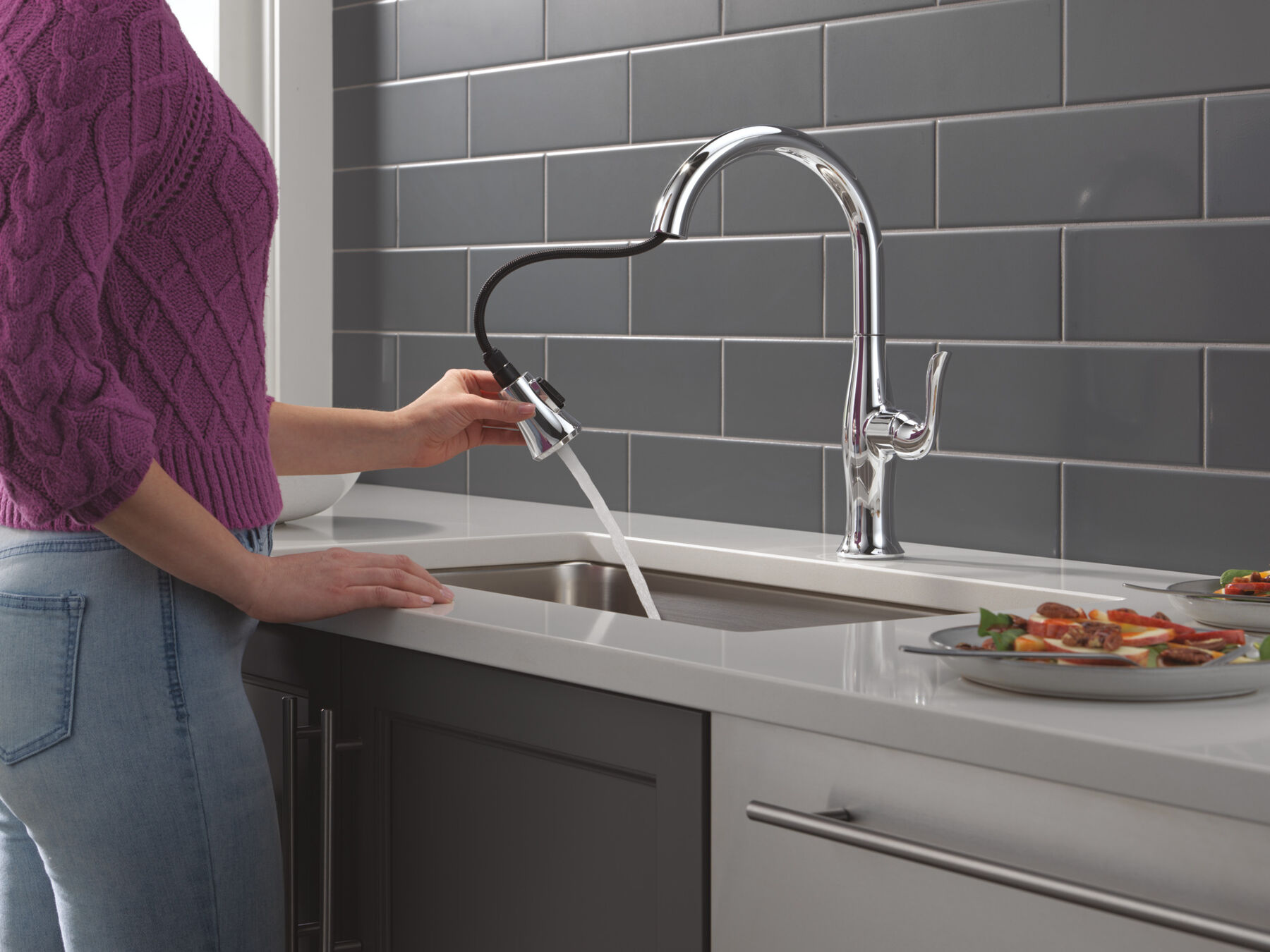 Single Handle Pull-Down Kitchen Faucet in Chrome 19729LF | Delta Faucet