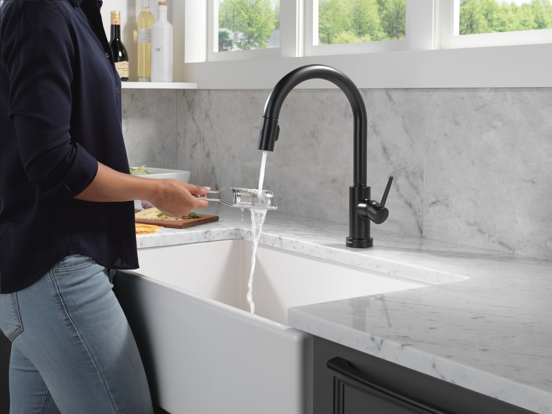 Touch2O® Kitchen Faucet with Touchless Technology in Matte Black 9159TL ...