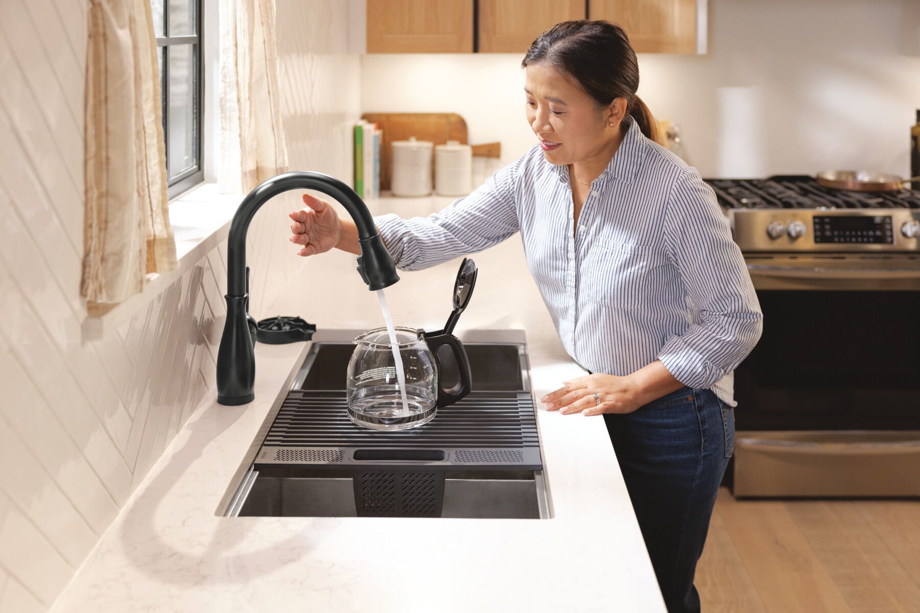 Metal Glass Rinser in Matte Black GR250-BL | Delta Faucet