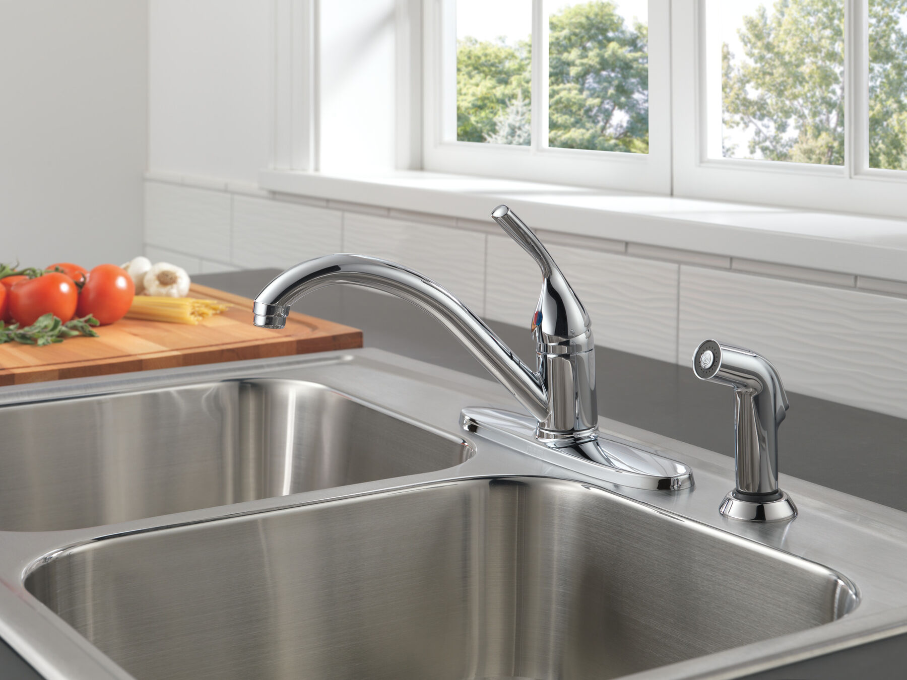 Single Handle Kitchen Faucet with Spray in Chrome 400-DST | Delta Faucet