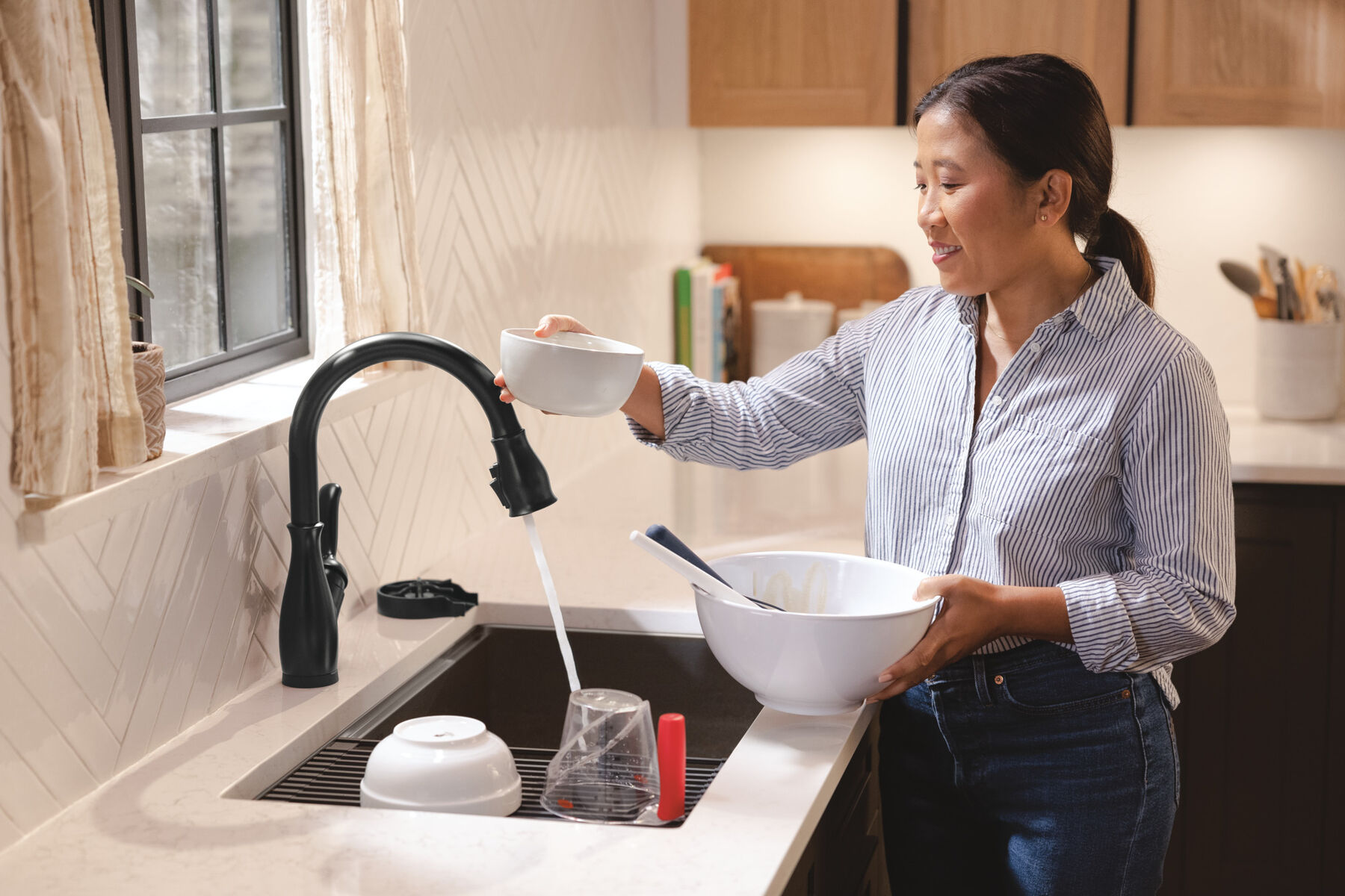 Metal Glass Rinser in Matte Black GR250-BL | Delta Faucet