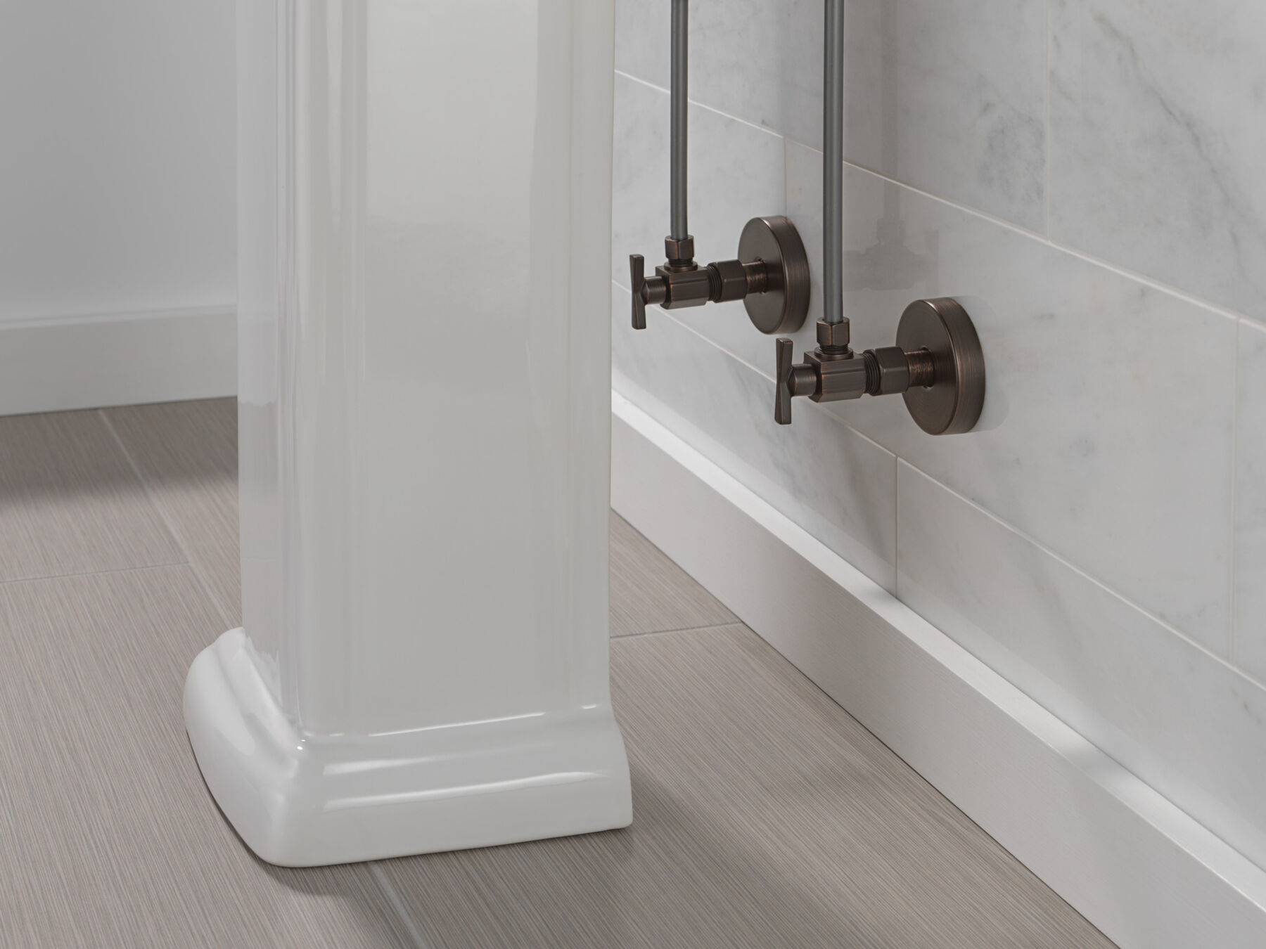 Angled Supply Stop Valve in Venetian Bronze DT022203-RB | Delta Faucet