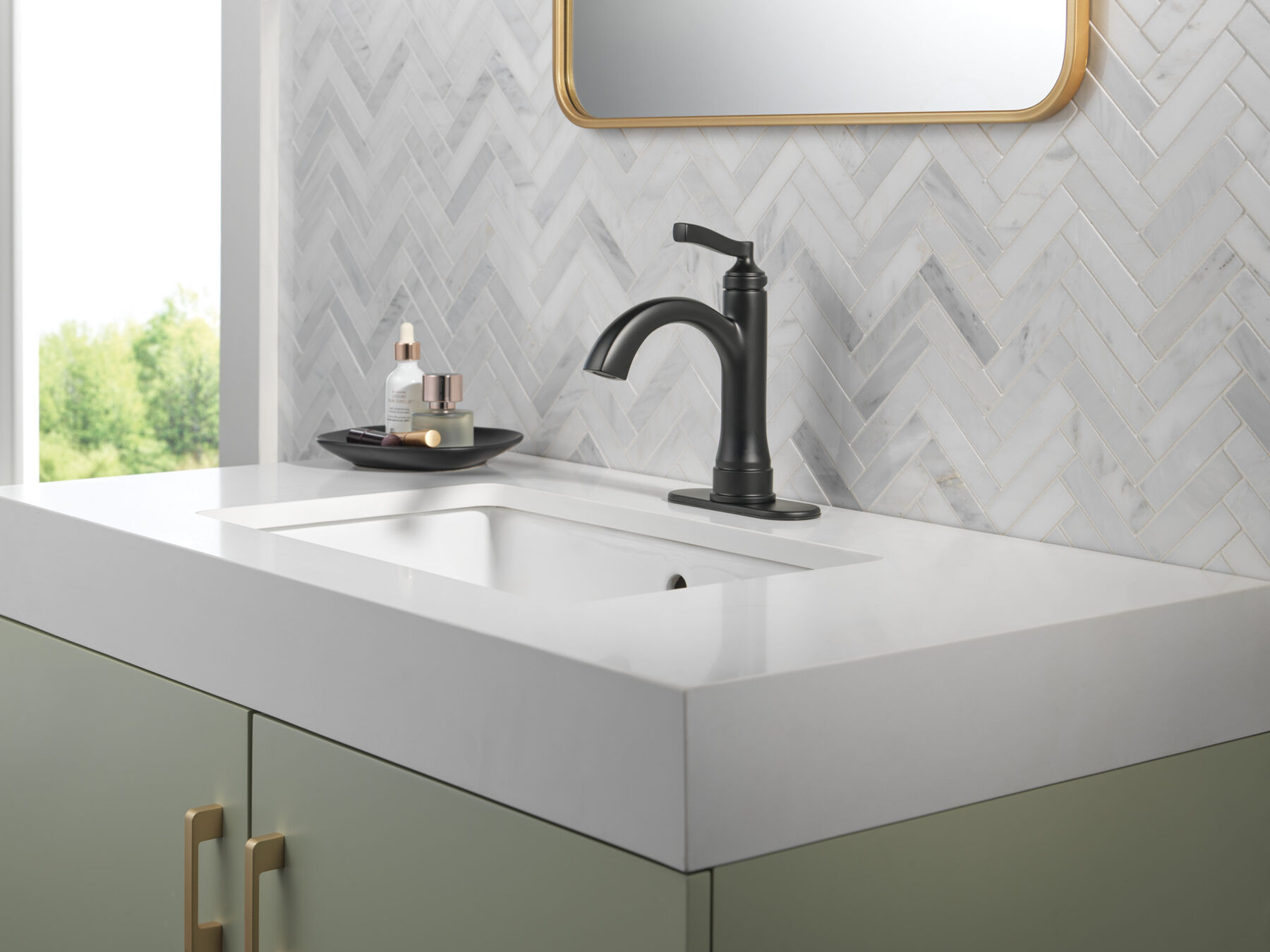 Single Handle Bathroom Faucet in Matte Black 15822LF-BL | Delta Faucet