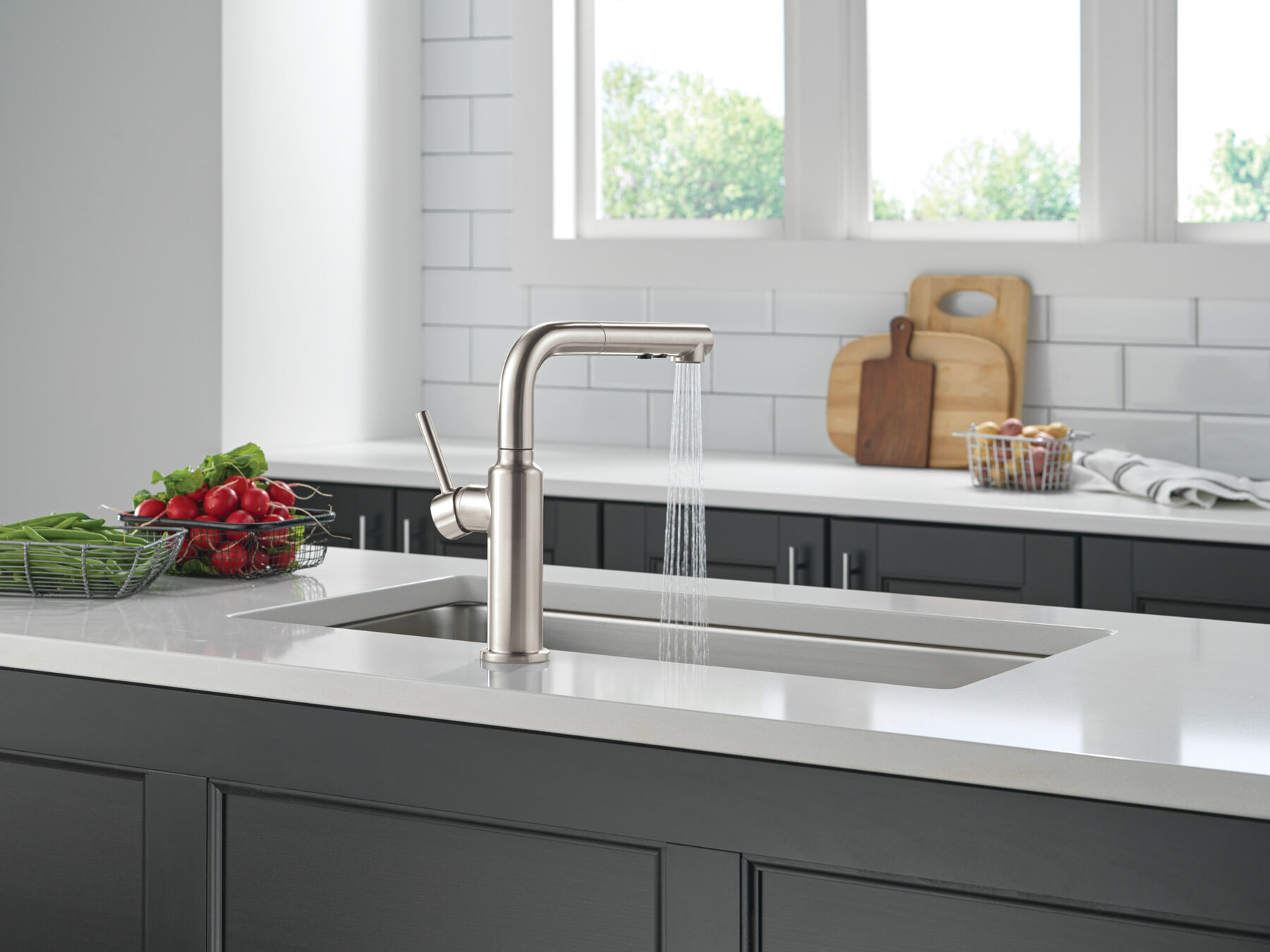 Single Handle Pull-Out Kitchen Faucet in Stainless 16879-SS-DST | Delta ...