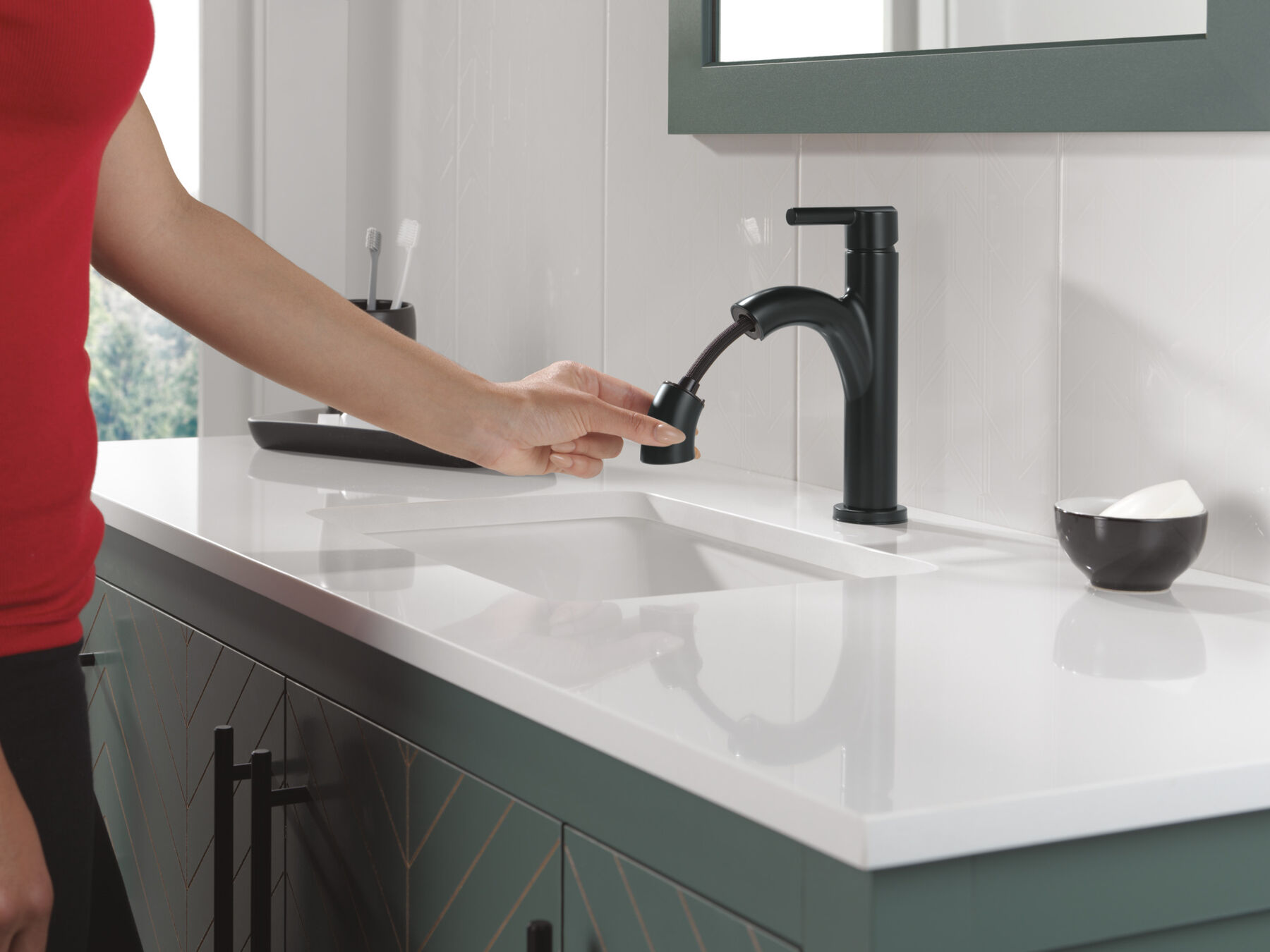 Single Handle Pull-Down Bathroom Faucet in Matte Black 15749LF-BLPD | Delta Faucet