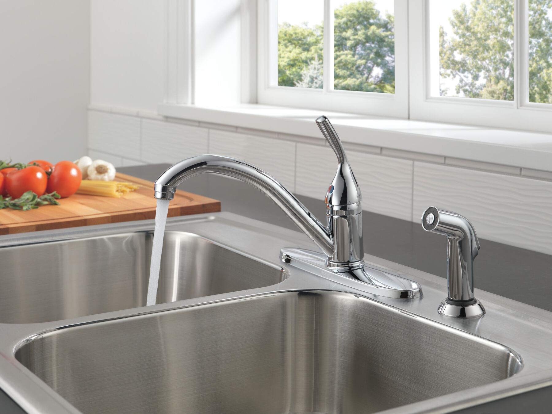 Single Handle Kitchen Faucet with Spray in Chrome 400-DST | Delta Faucet