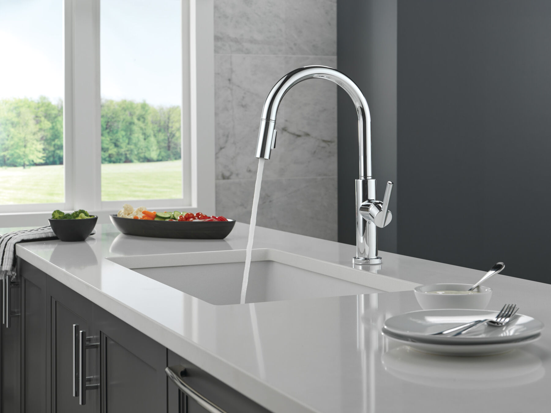 Single Handle Pull-Down Kitchen Faucet in Chrome 19867LF | Delta Faucet