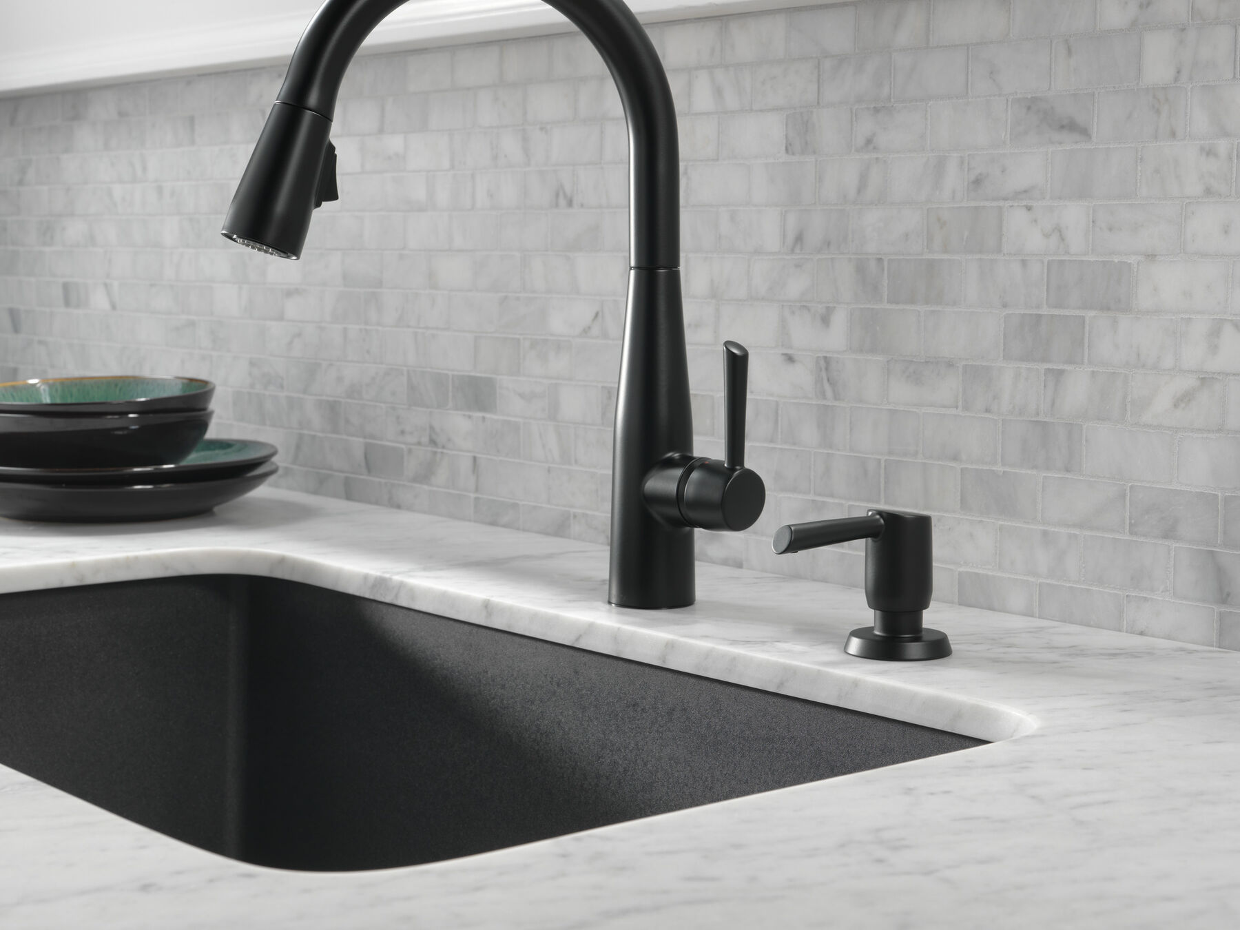 Single Handle Pull-Down Kitchen Faucet in Matte Black 9113-BL-DST ...