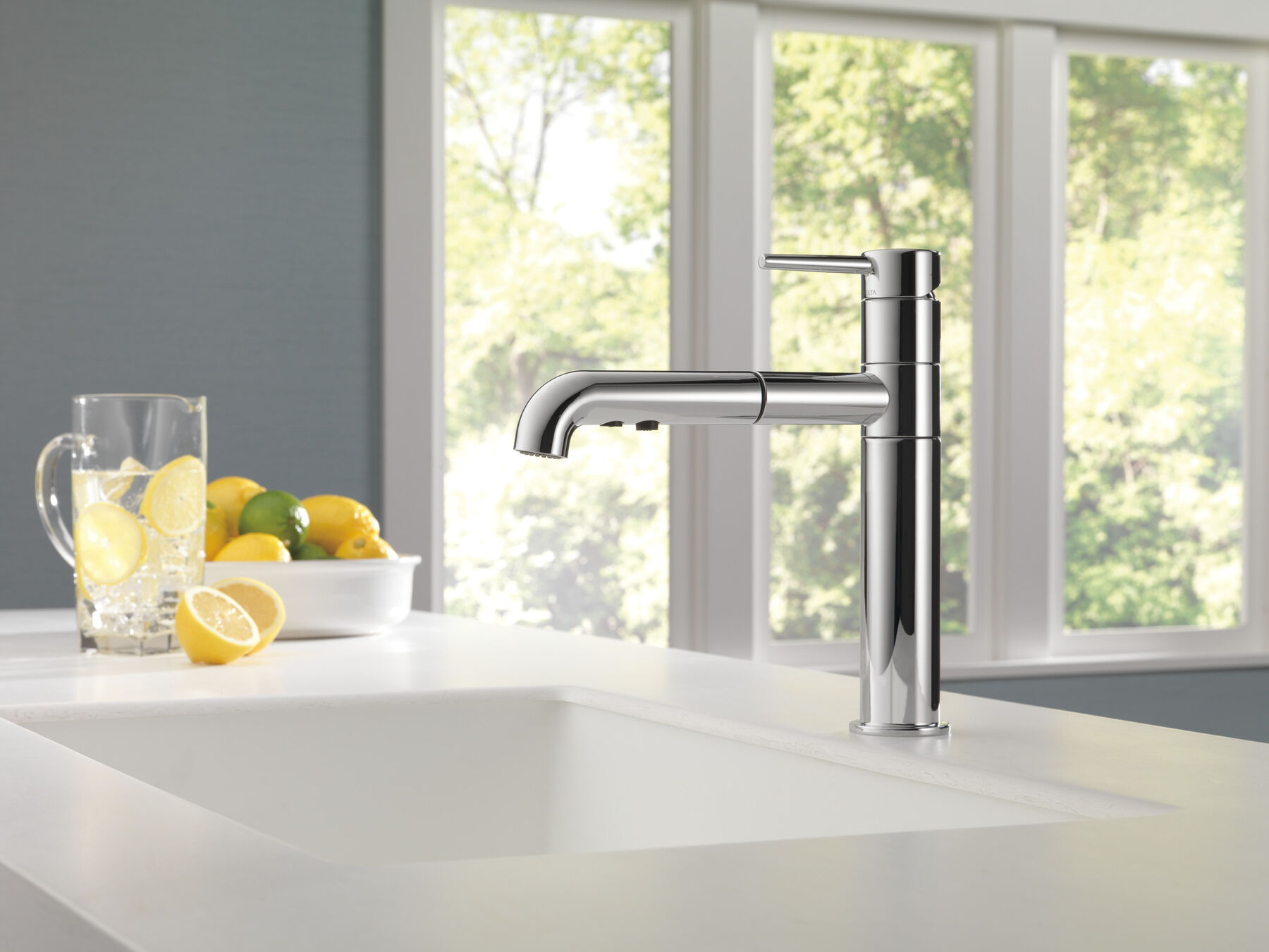Single Handle Pull-Out Kitchen Faucet in Chrome 4159-DST | Delta Faucet