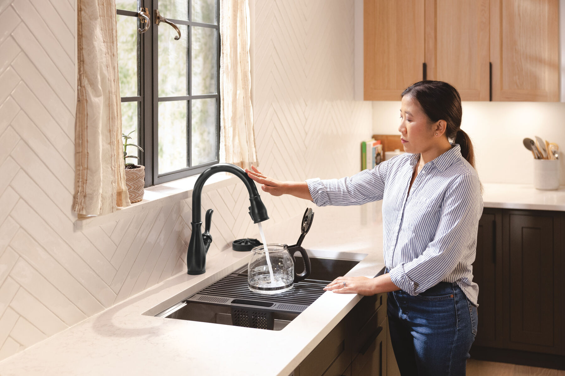 Metal Glass Rinser in Matte Black GR250-BL | Delta Faucet