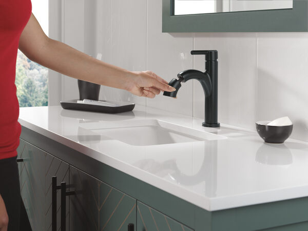 Single Handle Pull-Down Bathroom Faucet in Matte Black 15749LF-BLPD | Delta Faucet