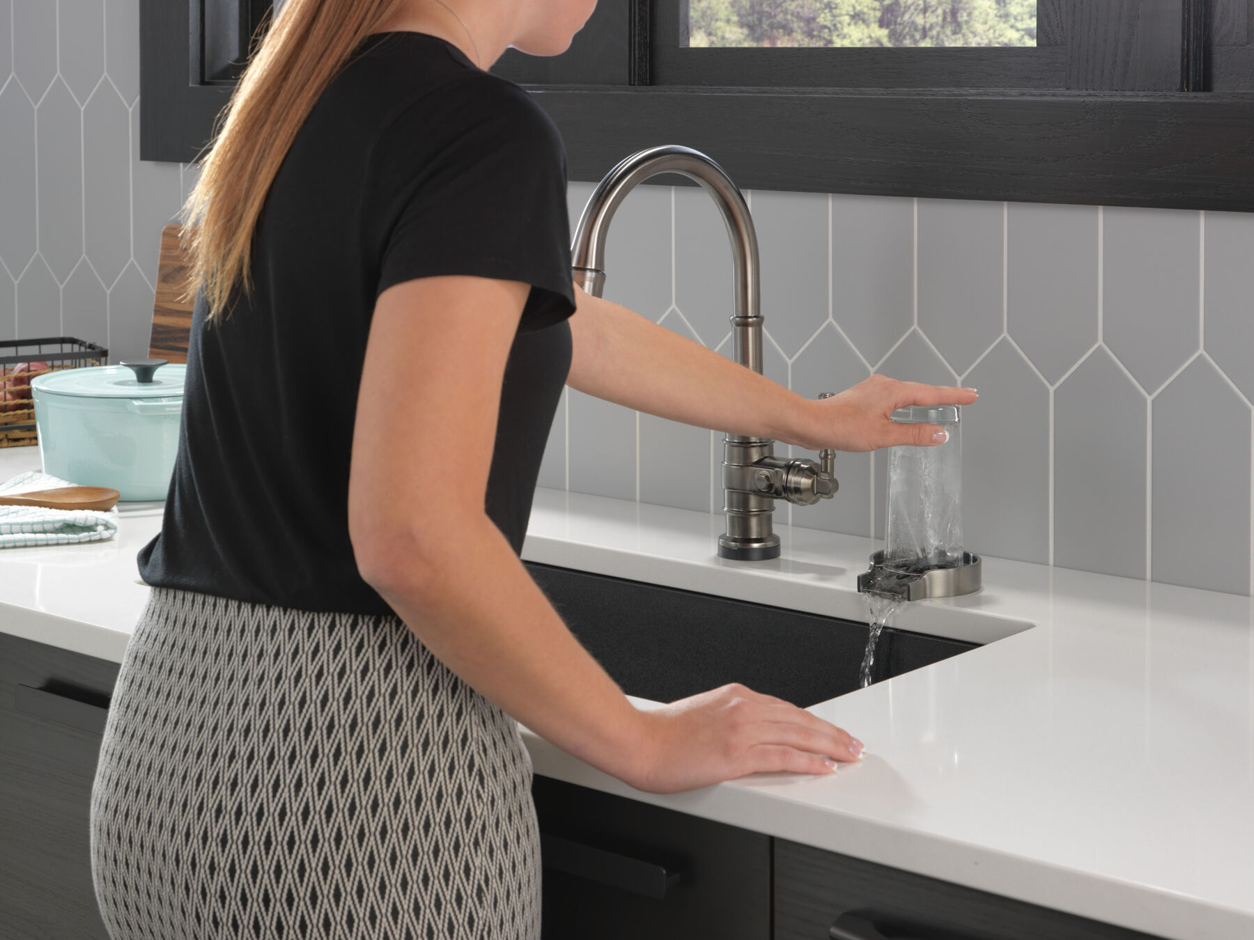 Glass Rinser (Recertified) in Black Stainless GR250-KS-R | Delta Faucet