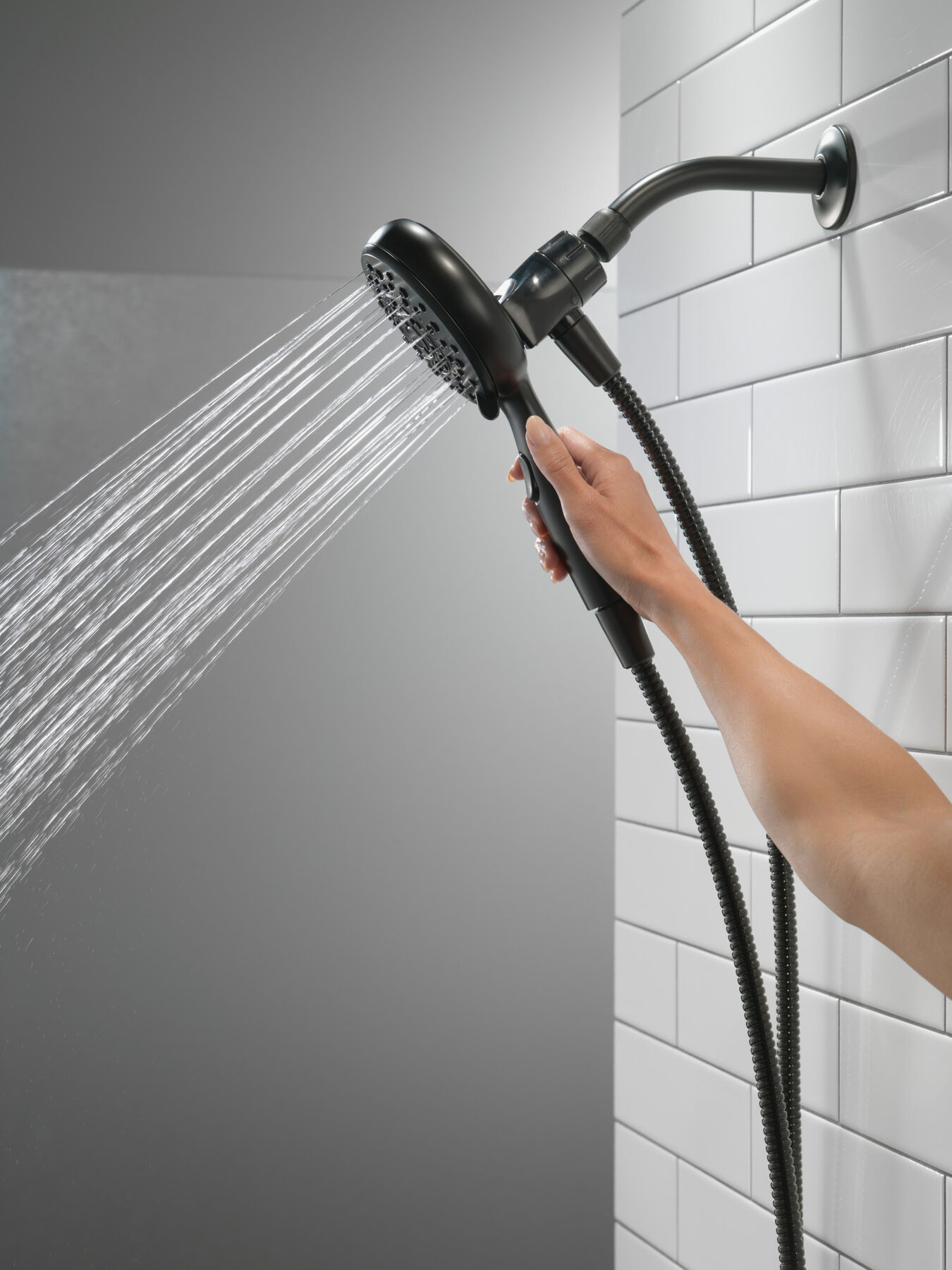 6-Setting SureDock® Magnetic Hand Shower in Matte Black 75607BL | Delta ...