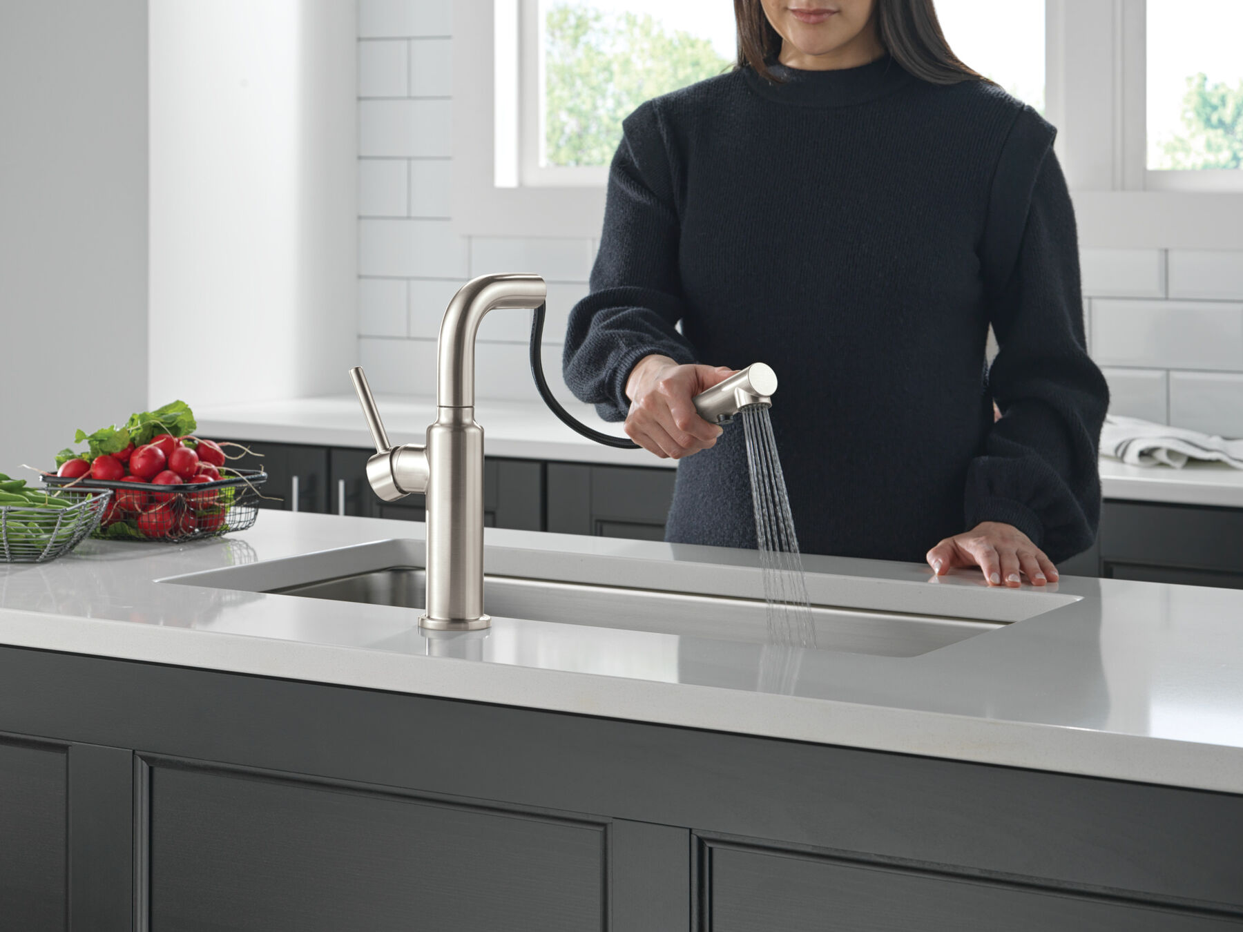 Single Handle Pull-Out Kitchen Faucet in Stainless 16879-SS-DST | Delta ...