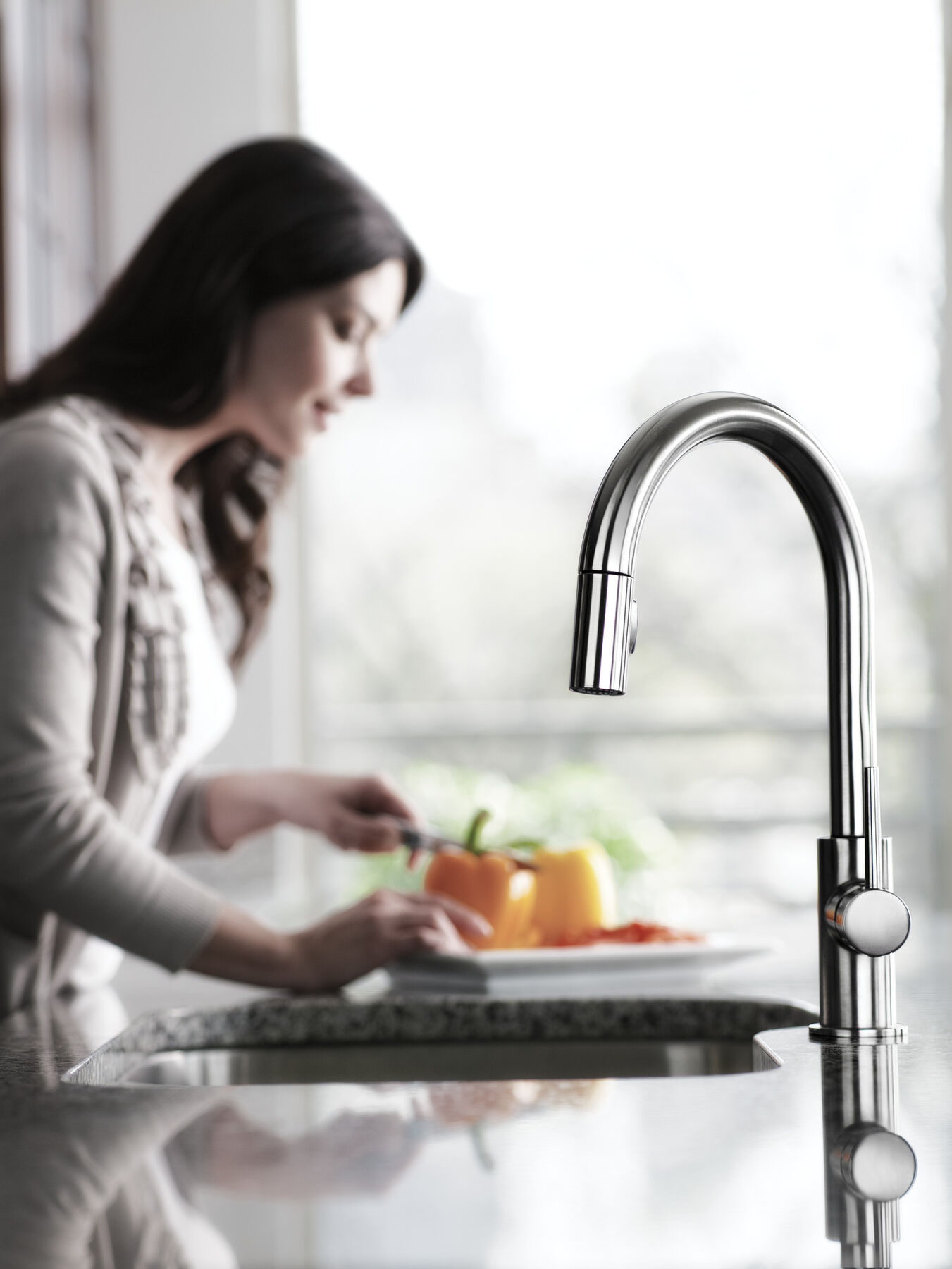 Single Handle Pull-Down Kitchen Faucet in Chrome 9159-DST | Delta Faucet