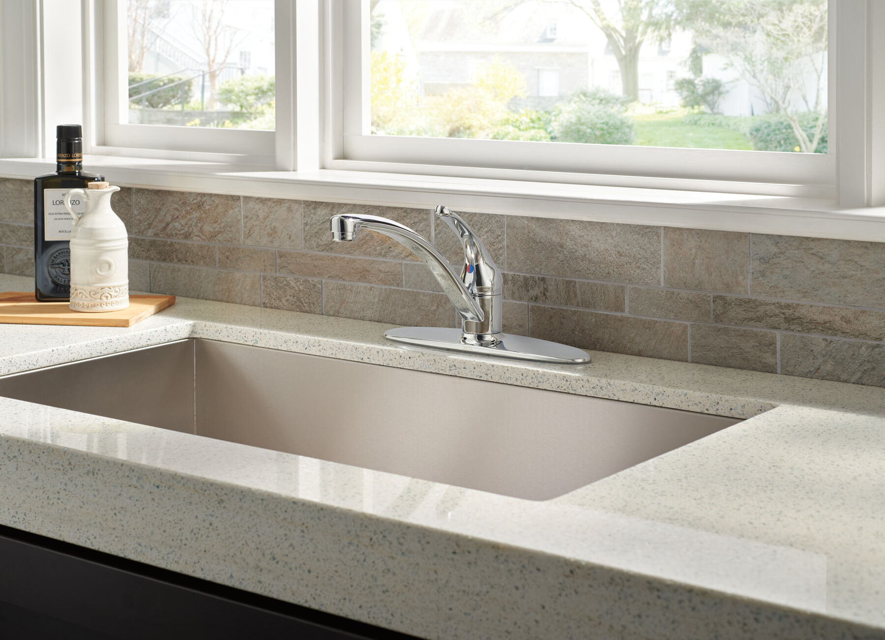 Single Handle Kitchen Faucet in Chrome 10900LF | Delta Faucet