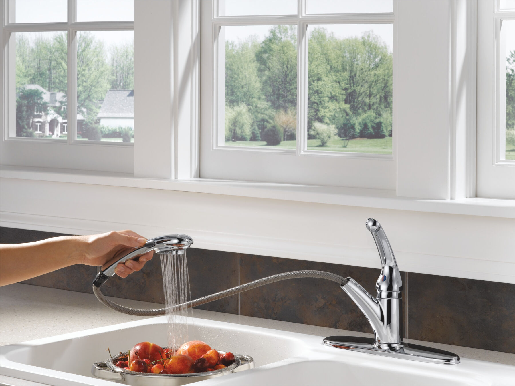 Pull-Out Kitchen Faucet (Recertified) in Chrome 470-DST-R | Delta Faucet