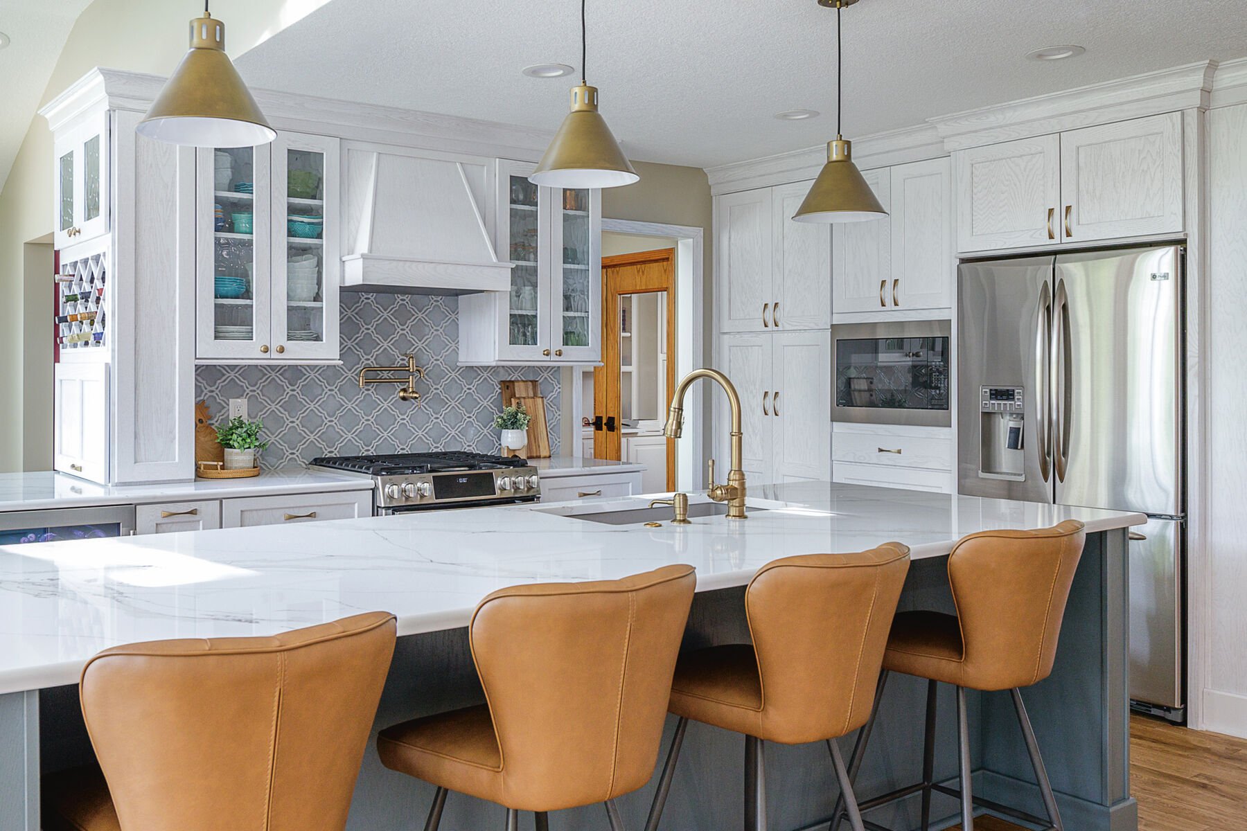 Air Switch with Dual Outlet in Champagne Bronze 72050-CZ | Delta Faucet