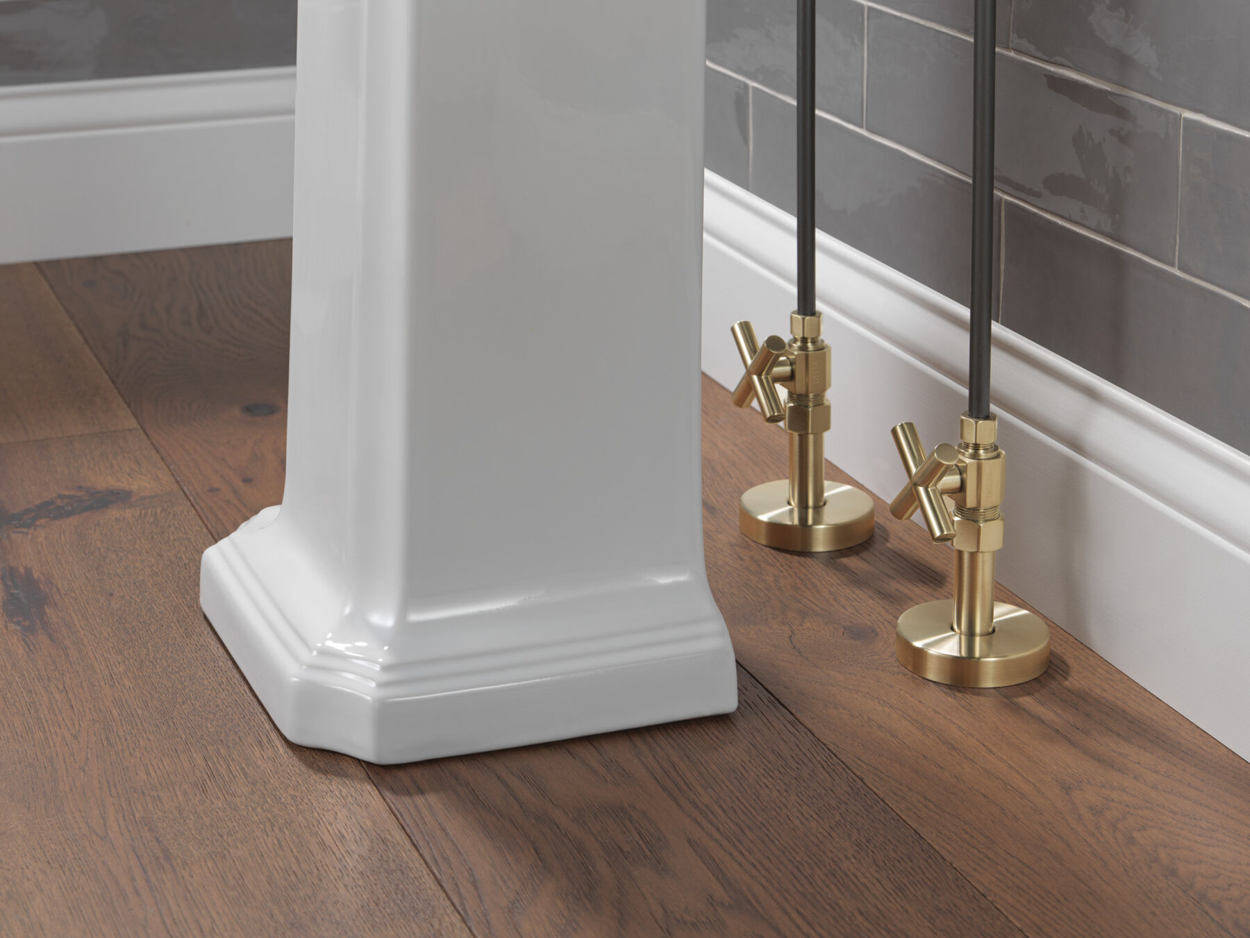 Straight Supply Stop Valve in Champagne Bronze DT021201-CZ | Delta Faucet