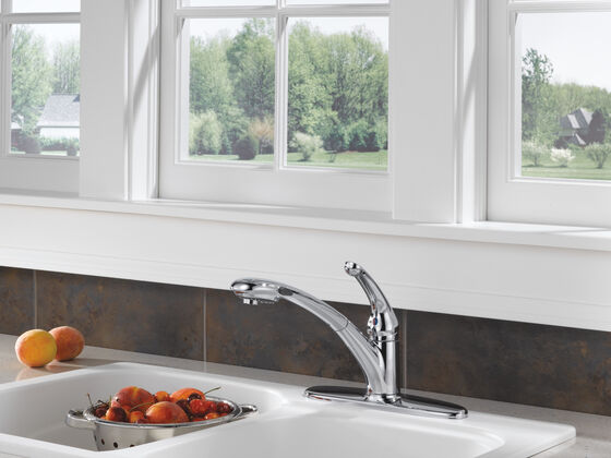 Single Handle Pull-Out Kitchen Faucet in Chrome 470-DST | Delta Faucet