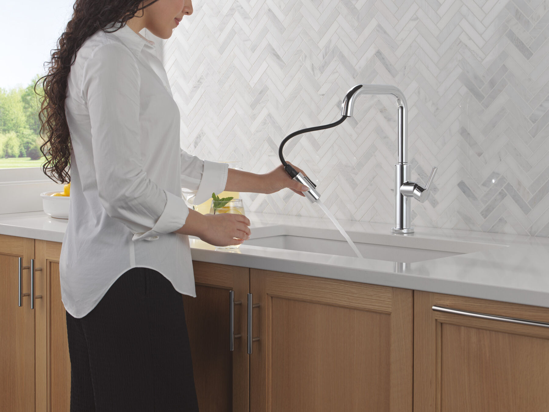 Single Handle Pull-Down Kitchen Faucet in Chrome 19868LF | Delta Faucet