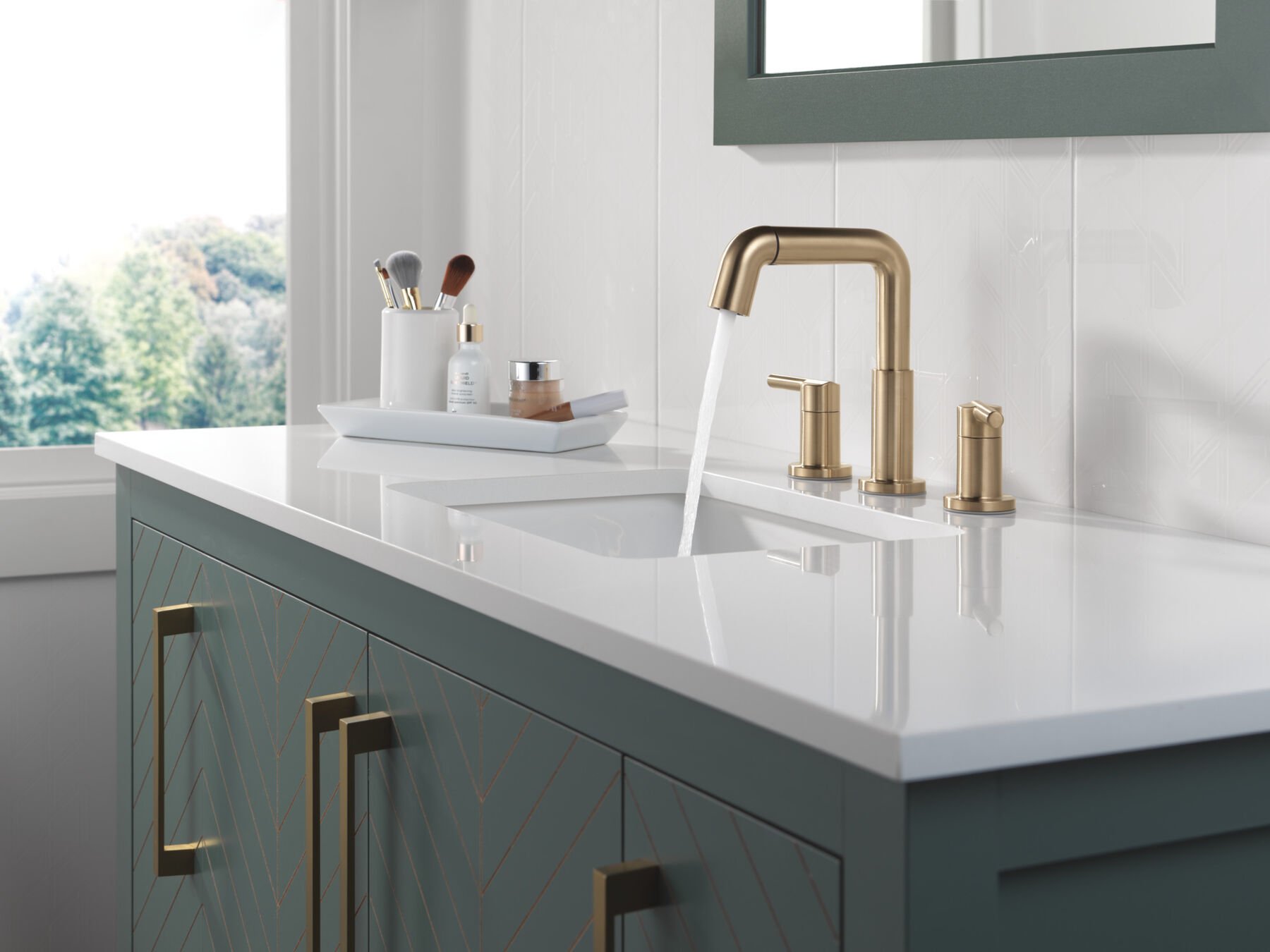 Two Handle Widespread Pull-Down Bathroom Faucet in Champagne Bronze 35849LF-CZPD | Delta Faucet