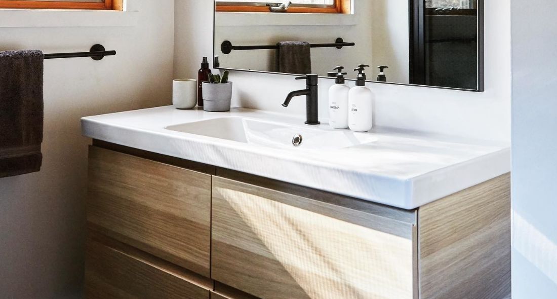 Delta Bathroom Vanaties Mirrors Delta TruClarity Deluxe Glass Vanity