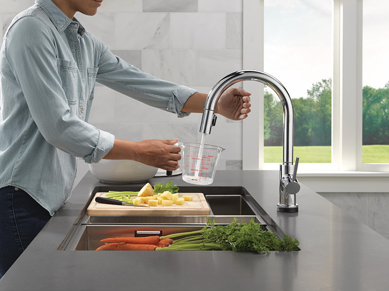8 Reasons You'll Love a Touchless Kitchen Faucet | Delta Faucet Blog